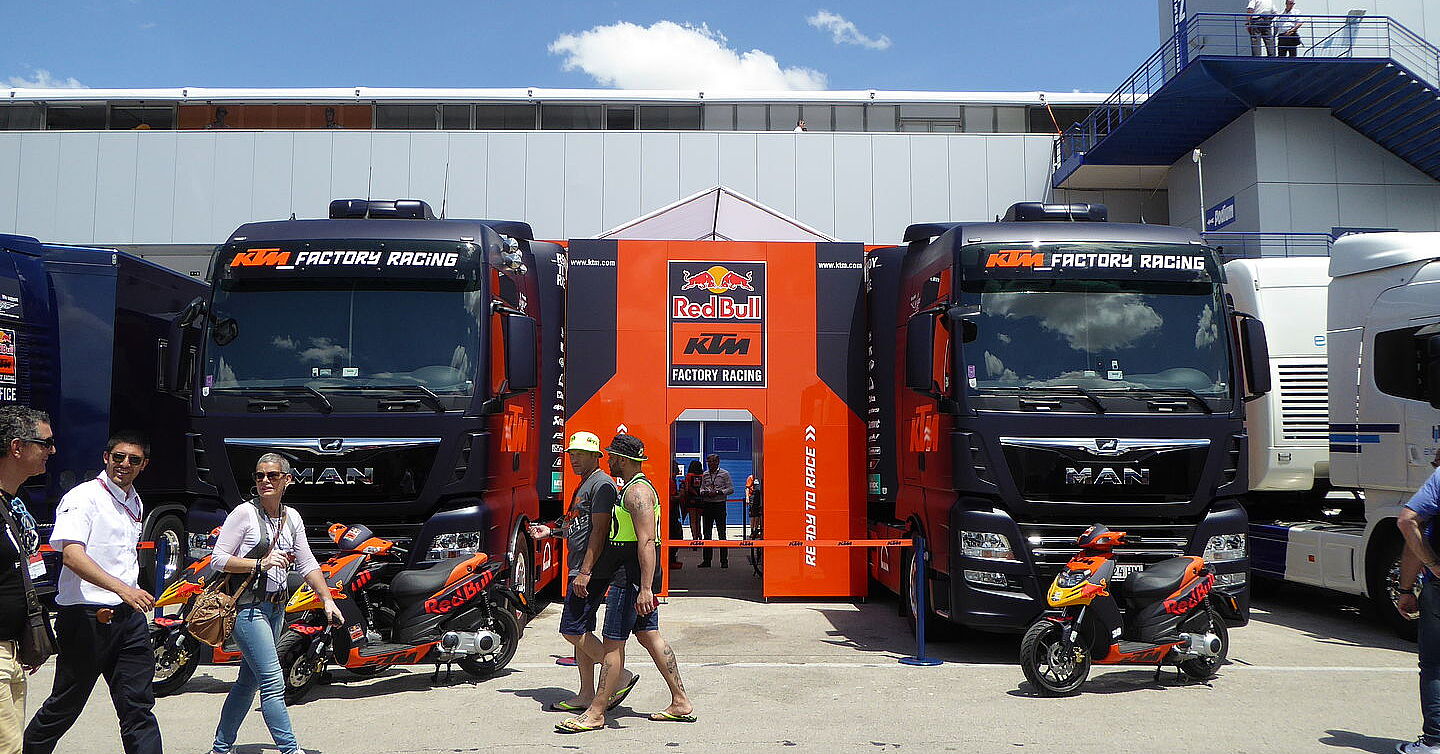 RACE BASE SRB 100 With the best view of the rostrum.