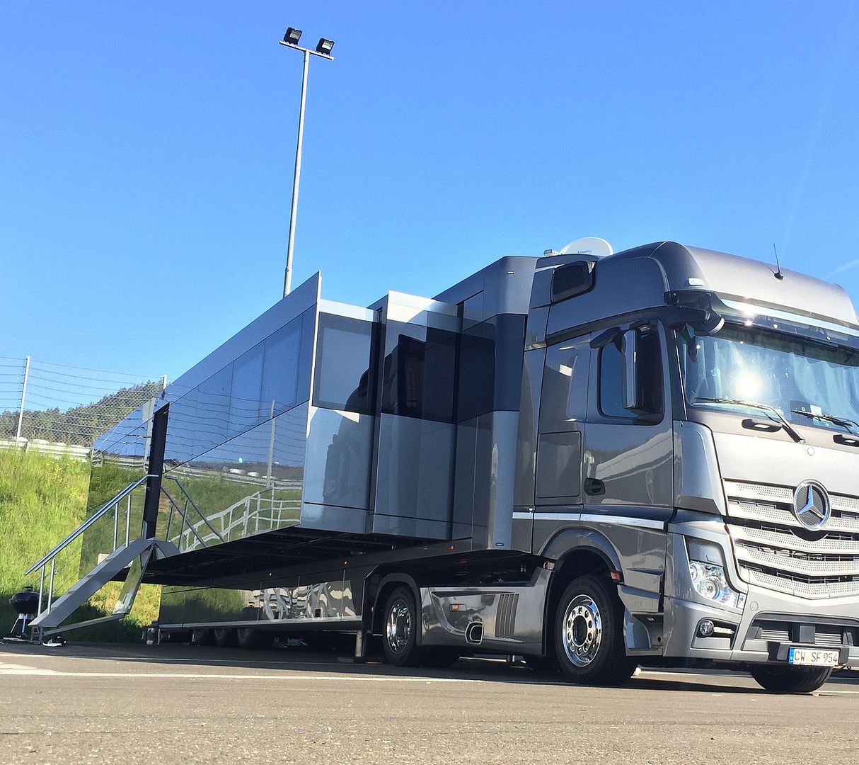 MOTORHOME DRIVER SUITE 100 your second home