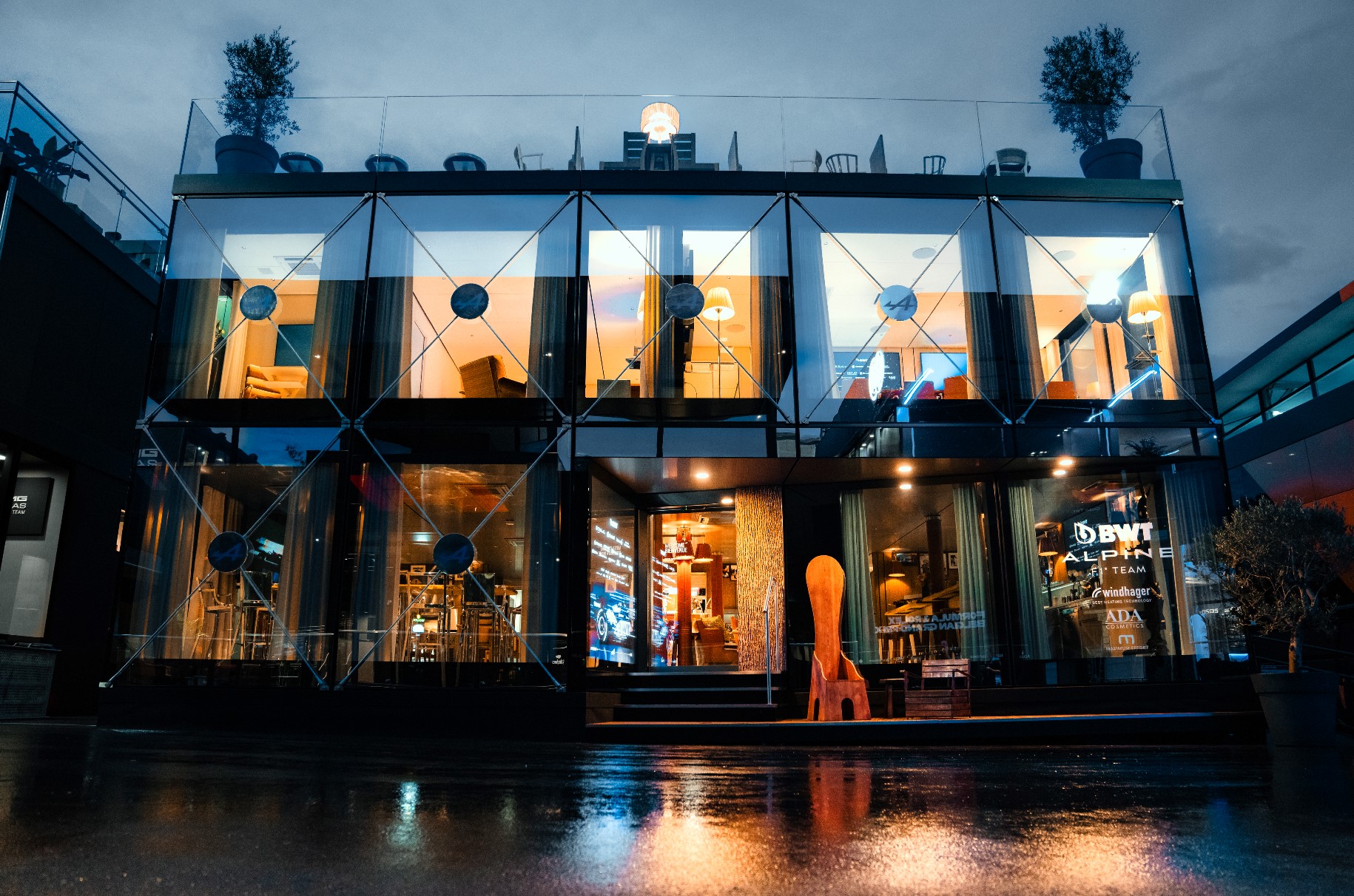 HOSPITALITY SHO 300 A guest of the best.