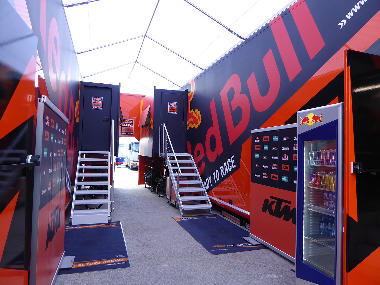 RACE BASE SRB 100 With the best view of the rostrum.