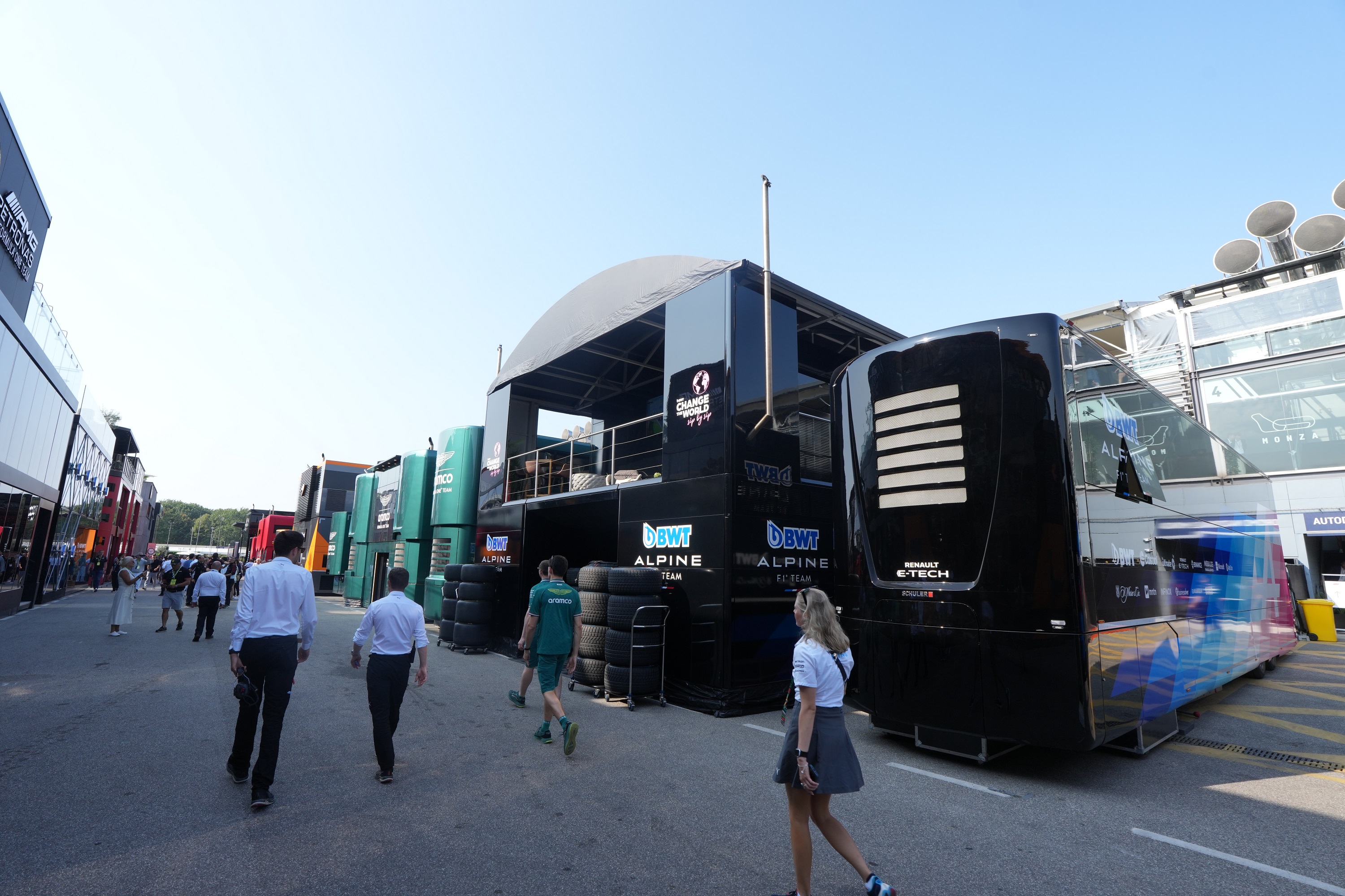 RACE BASE SRB 300 With the best view of the rostrum.
