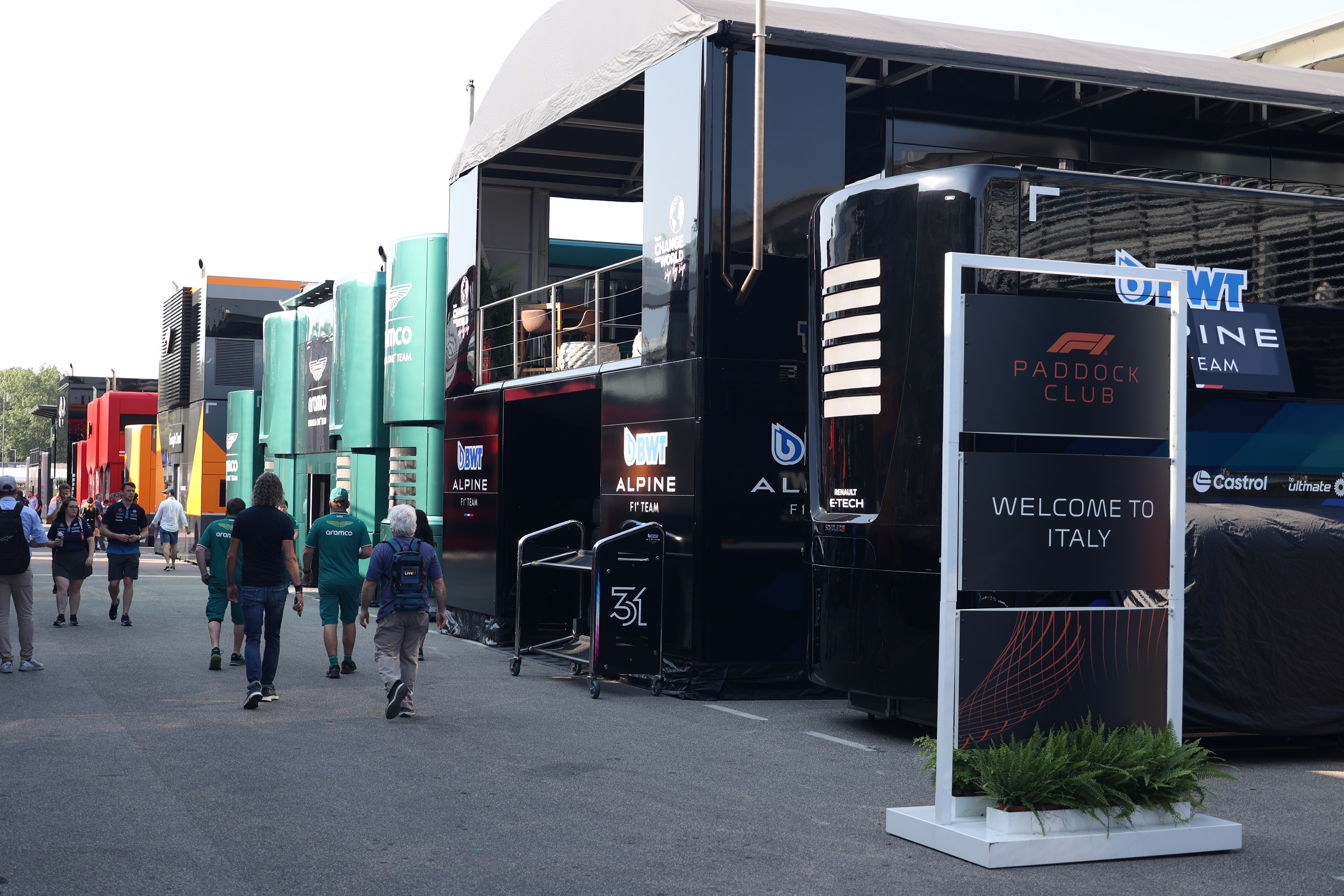 RACE BASE SRB 300 With the best view of the rostrum.