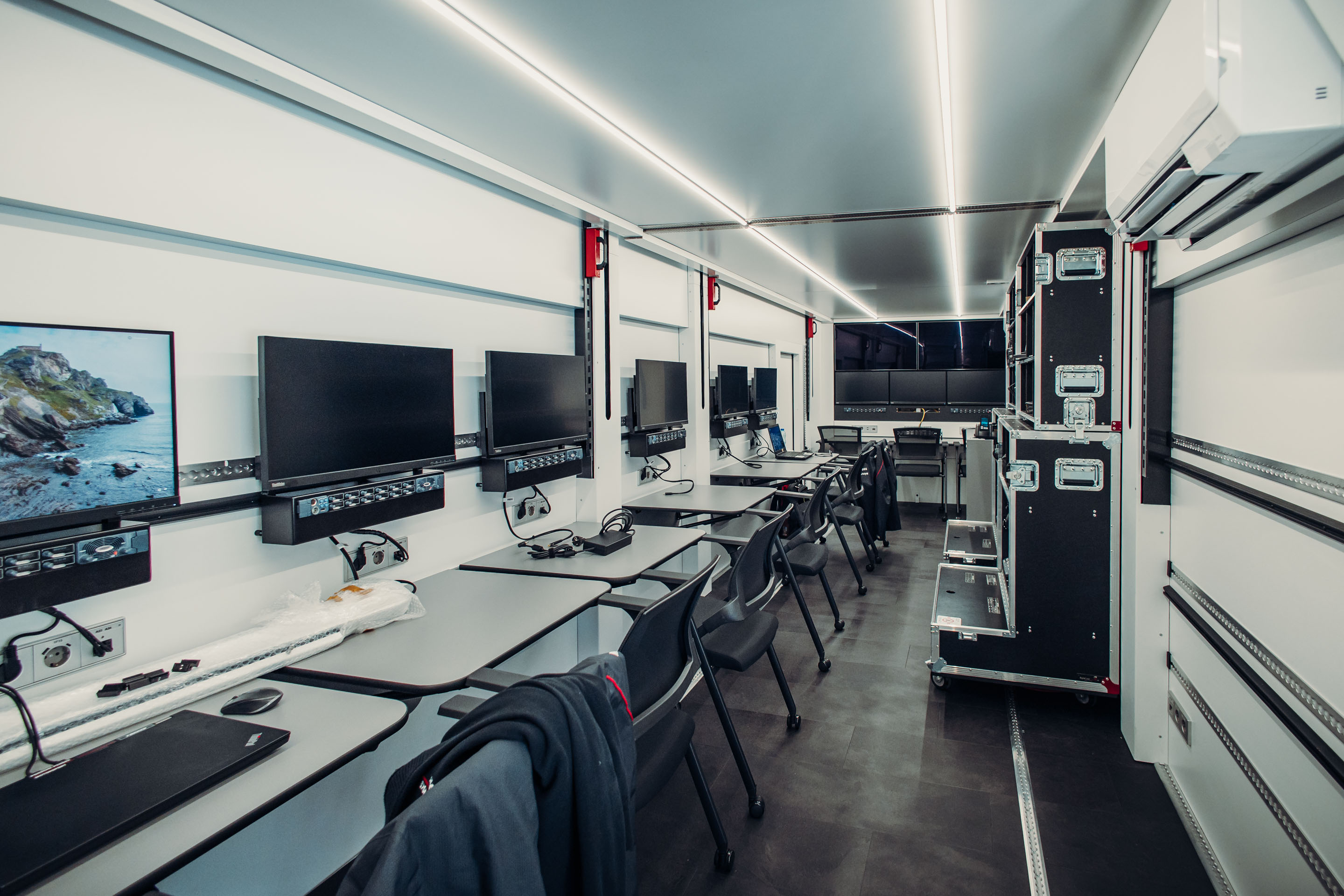 RACE BASE SRB 100 With the best view of the rostrum.